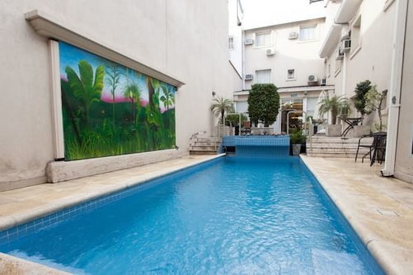 Piscina exterior, da(s) 12:00 à(s) 18:00, espreguiçadeiras