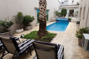 Piscina exterior, da(s) 12:00 à(s) 18:00, espreguiçadeiras 