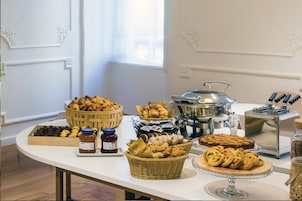 Café da manhã com buffet todos os dias (EUR 9.50 por pessoa)