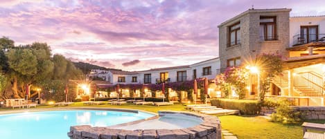 Piscina externa, guarda-sóis