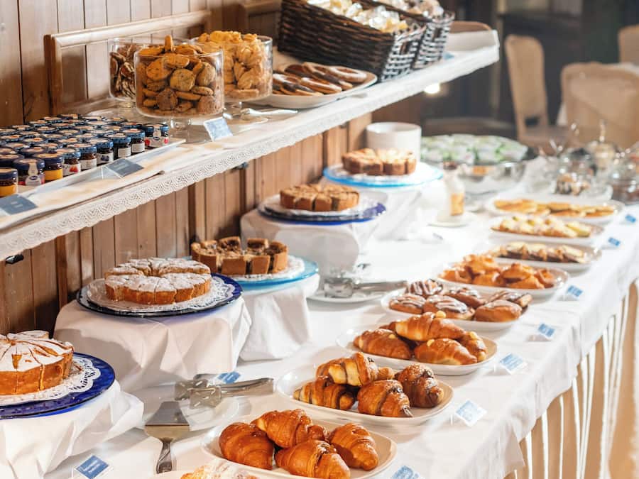 Café da manhã continental todos os dias mediante uma taxa