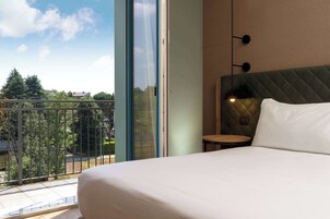 Quarto, 1 cama King, sacada | Edredons de pluma, frigobar, cofres nos quartos, escrivaninha