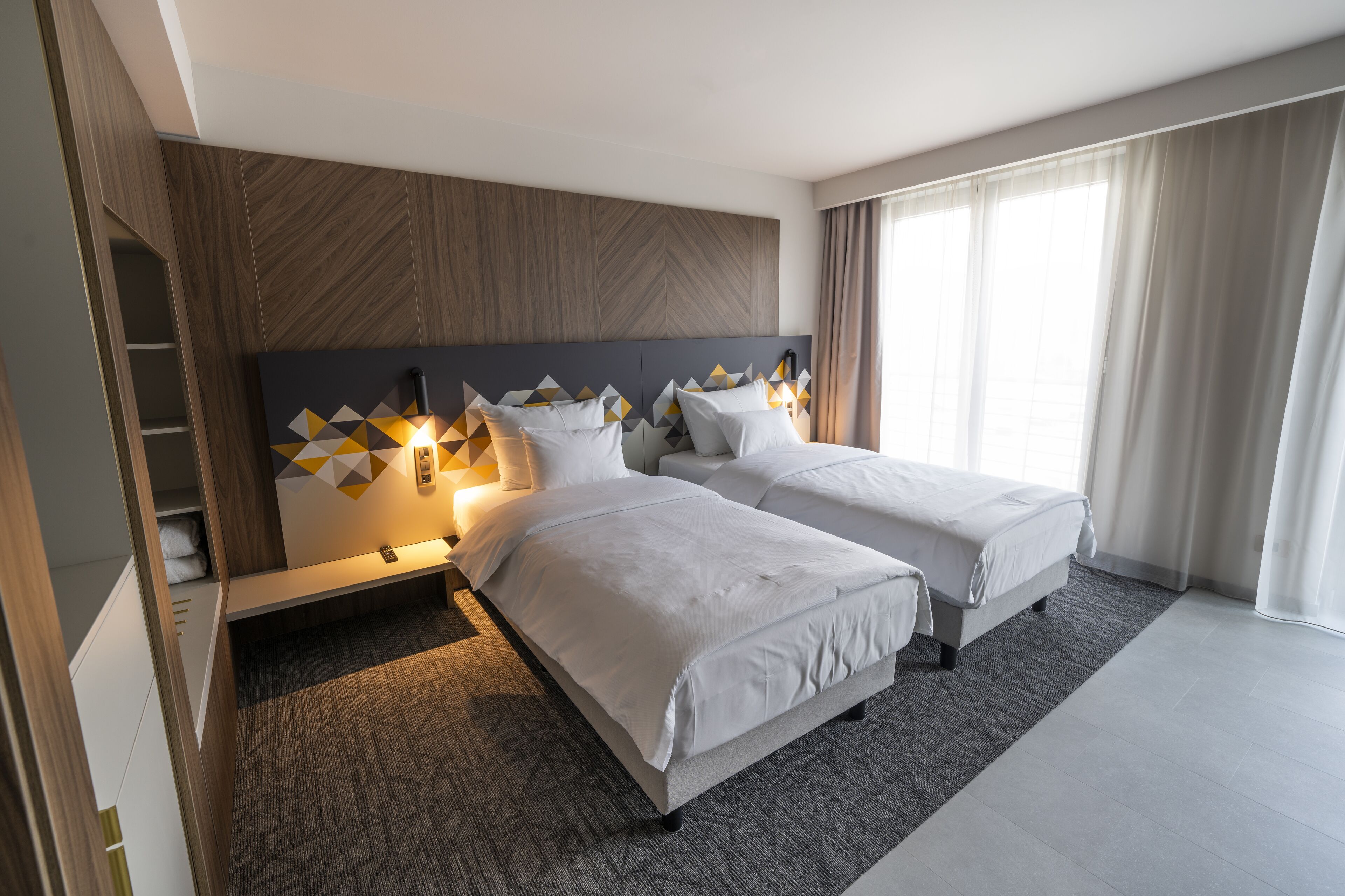 Frigobar, cofres nos quartos, escrivaninha