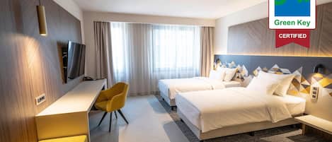 Frigobar, cofres nos quartos, cortinas blackout, quartos à prova de som