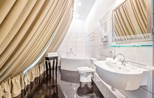 Quarto Superior, 1 quarto | Casa de banho | Artigos de higiene pessoal grátis, um secador de cabelo, roupões 