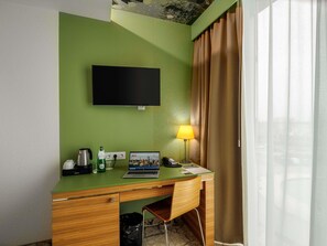 Frigobar, escrivaninha, cortinas blackout, quartos à prova de som
