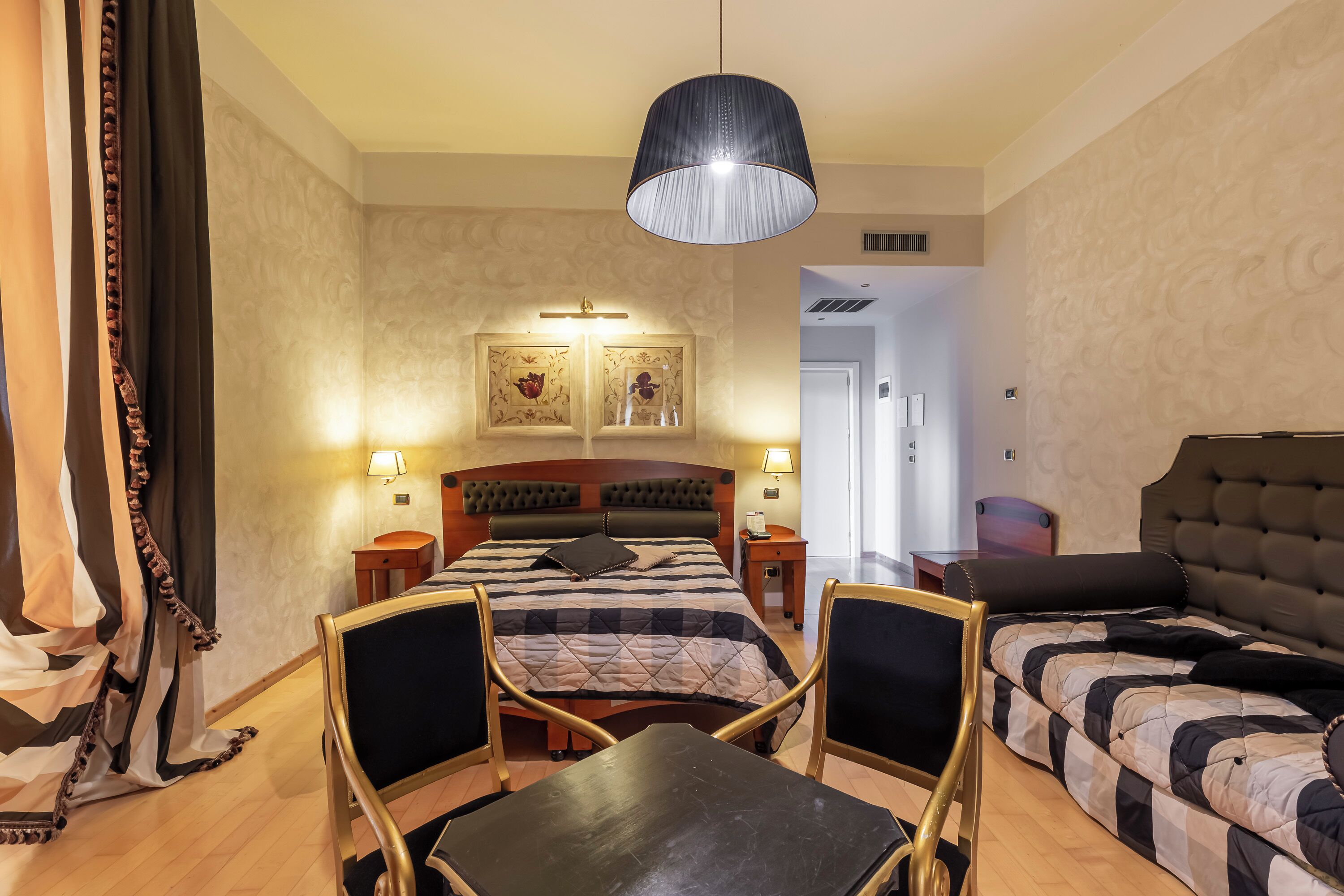 Minibar, cofre no quarto, Wi-fi grátis, roupa de cama fornecida 