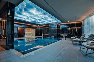 Piscina interior, piscina exterior, guarda-sóis, espreguiçadeiras
