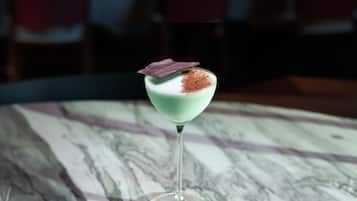 Um cocktail num copo sobre uma mesa de mármore.