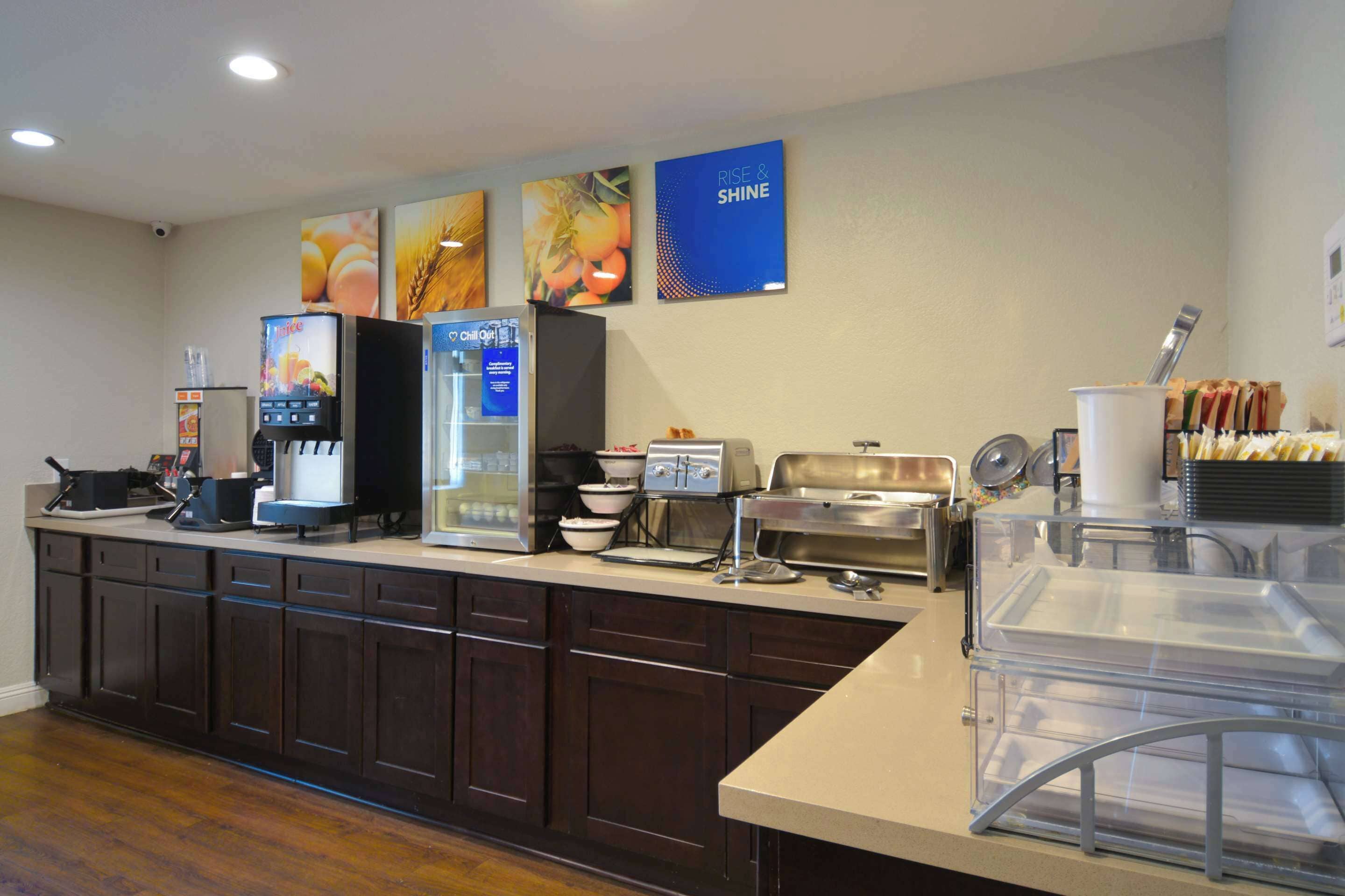Café da manhã com buffet grátis todos os dias