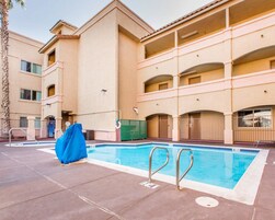 Piscina exterior, guarda-sóis, espreguiçadeiras 