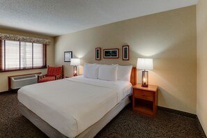 Quarto Deluxe, 1 cama king-size, não fumadores | Secretária, ferro/tábua de engomar, camas desdobráveis, Wi-fi grátis 