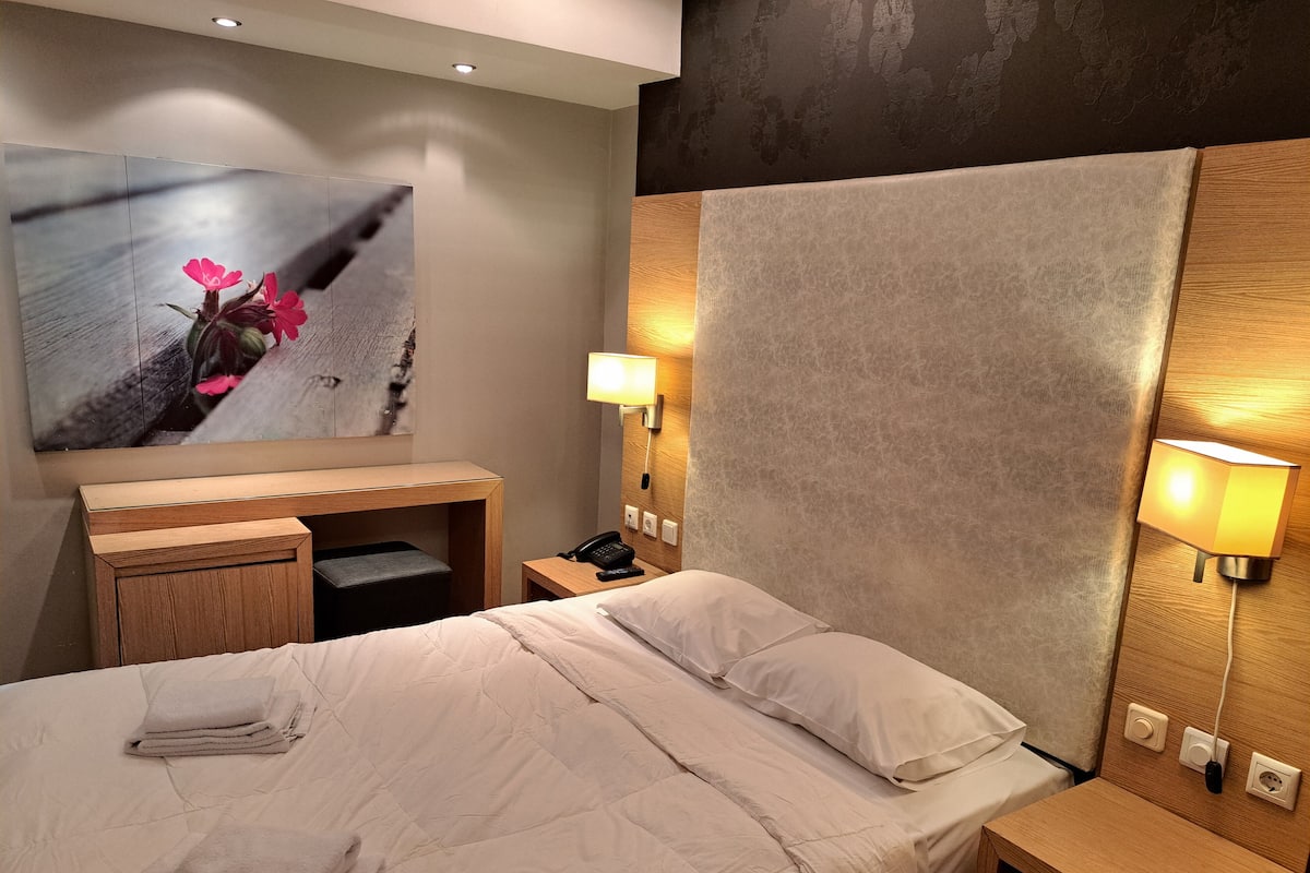 Quarto Económico | Roupa de alta qualidade, cofre no quarto, secretária