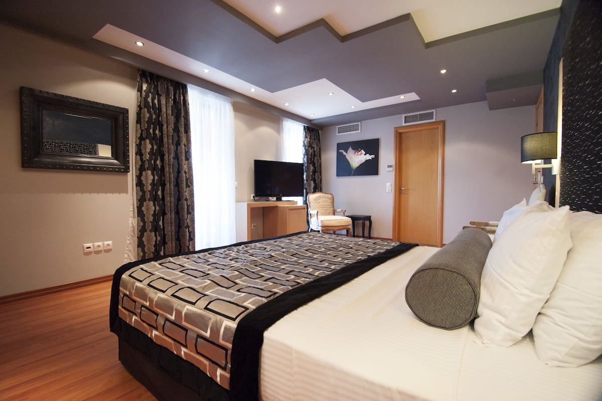 Suite, vista parcial para o mar | Roupa de alta qualidade, cofre no quarto, secretária
