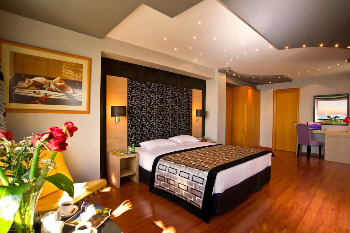 Suite Deluxe, vista parcial para o mar | Roupa de alta qualidade, cofre no quarto, secretária