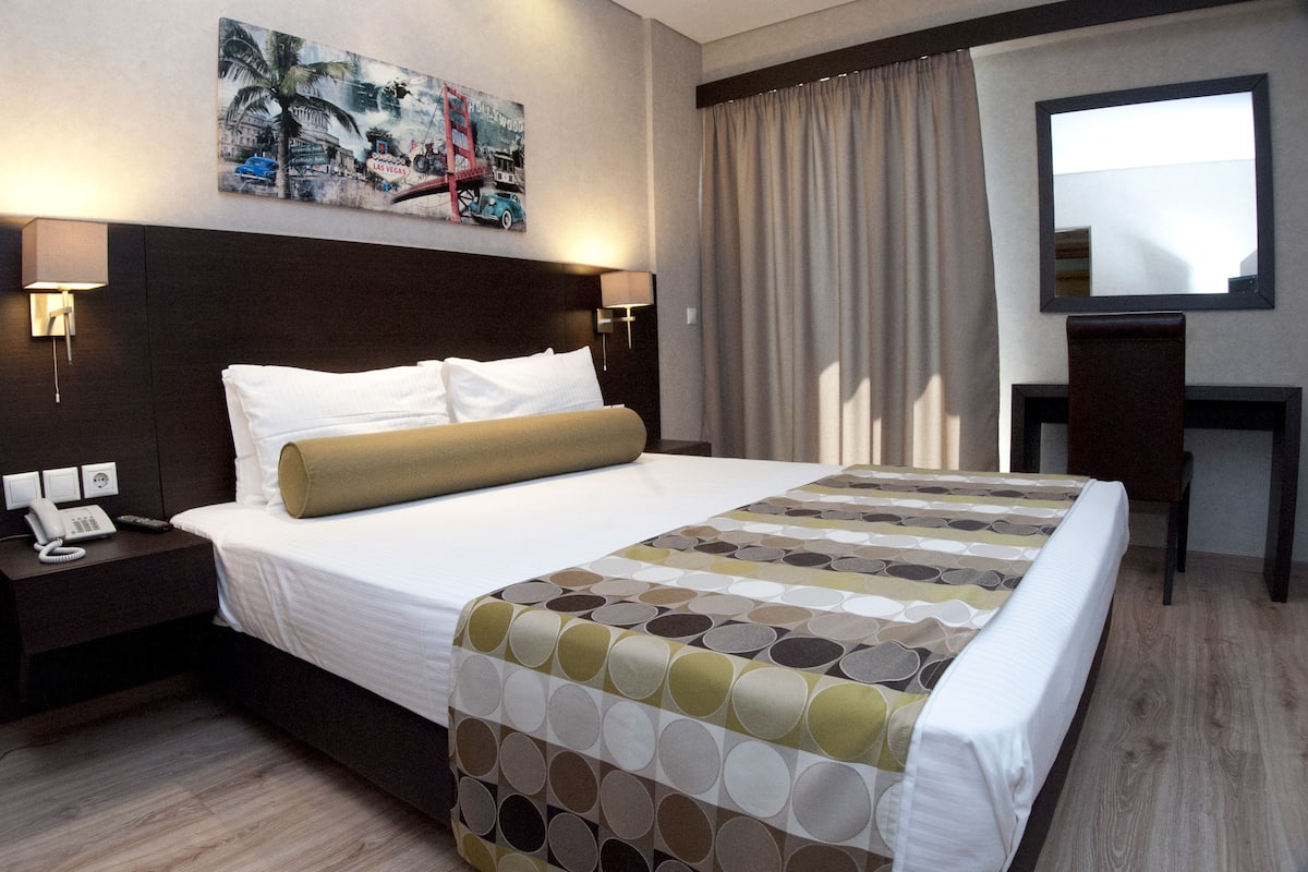 Quarto Duplo Executivo, vista parcial para o mar | Roupa de alta qualidade, cofre no quarto, secretária