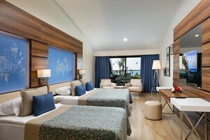 Jacuzzi Suite | Frigobar, cofres nos quartos, cortinas blackout, quartos à prova de som