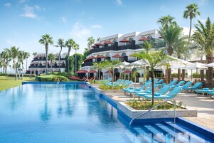 4 piscinas exteriores, da(s) 9:00 à(s) 18:00, espreguiçadeiras
