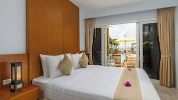 Seaview Studio With Pool Access | Com decoração personalizada, com mobília individualizada, secretária
