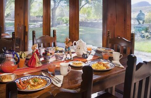 Café da manhã com pratos da culinária local grátis todos os dias