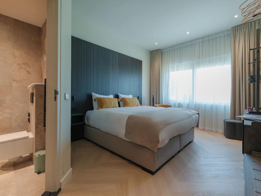 Quarto casal luxo | Cofres nos quartos, ferros/tábuas de passar roupa, Wi-Fi de cortesia