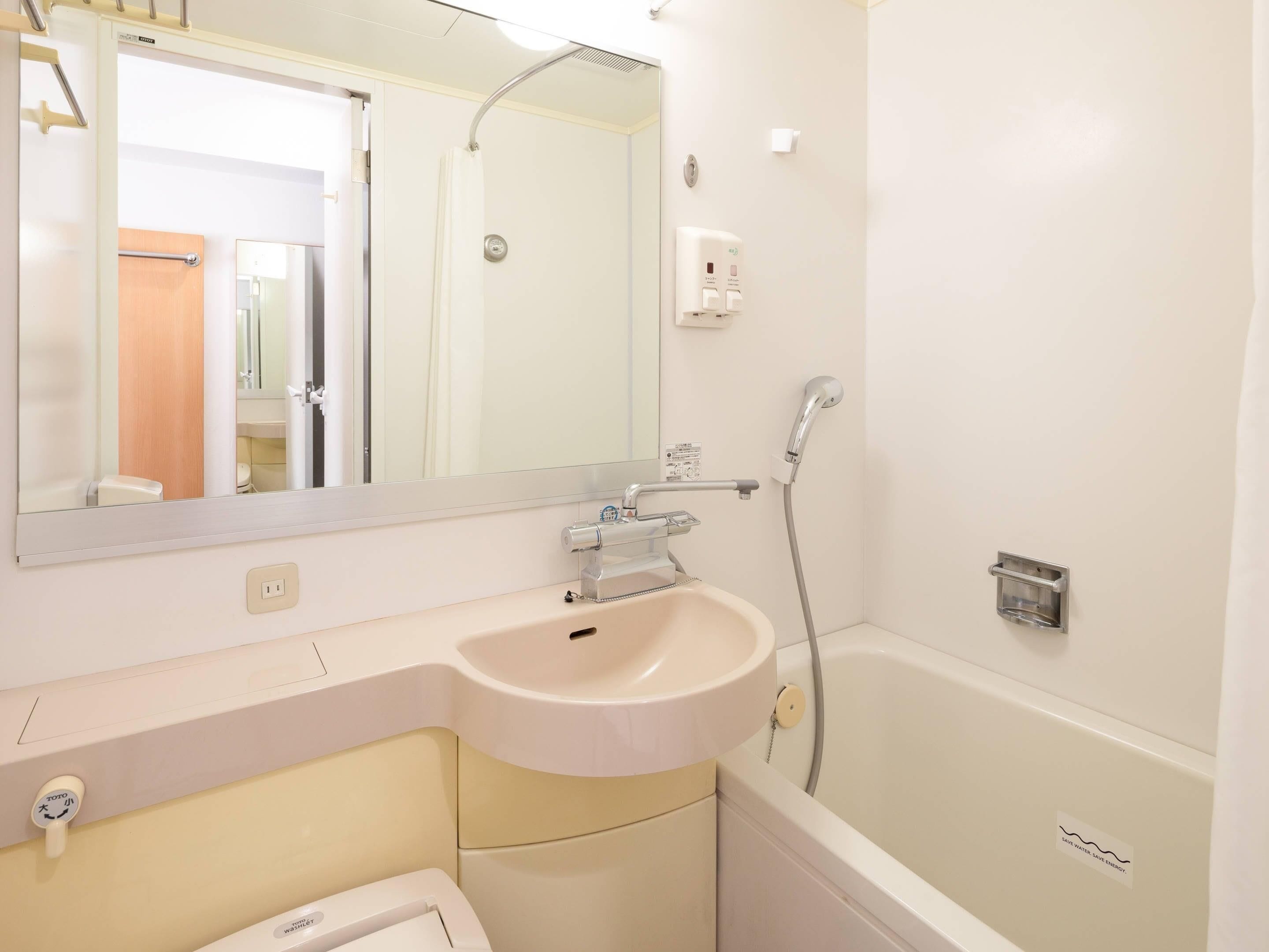 Um polibã, artigos de higiene pessoal grátis, um secador de cabelo 