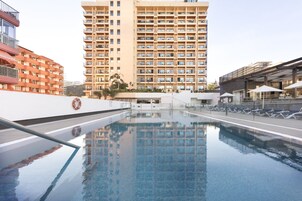 Piscina externa, espreguiçadeiras