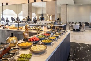 Pequenos-almoços, almoços, jantares servidos, com vista para a piscina