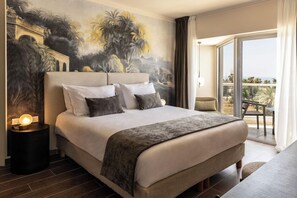 Cofre no quarto, secretária, berços/camas para crianças grátis