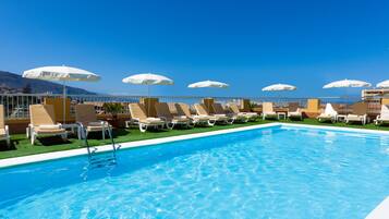 Piscina exterior, da(s) 10:00 à(s) 18:00, guarda-sóis, espreguiçadeiras