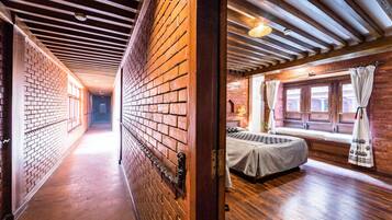 Quarto Triplo Deluxe | Cofre no quarto, secretária, ferro/tábua de engomar, Wi-fi grátis