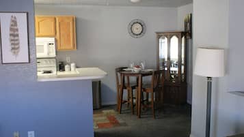 Apartamento Standard, 2 quartos | Refeições no quarto
