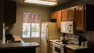 Apartamento standard, 2 quartos | Cozinha privada | Frigobar, micro-ondas (mediante solicitação), cafeteira/chaleira