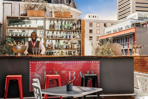 2 bares/lounges