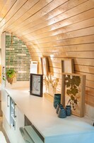 Trailer Suite | Roupa de alta qualidade, minibar, cofre no quarto, secretária 