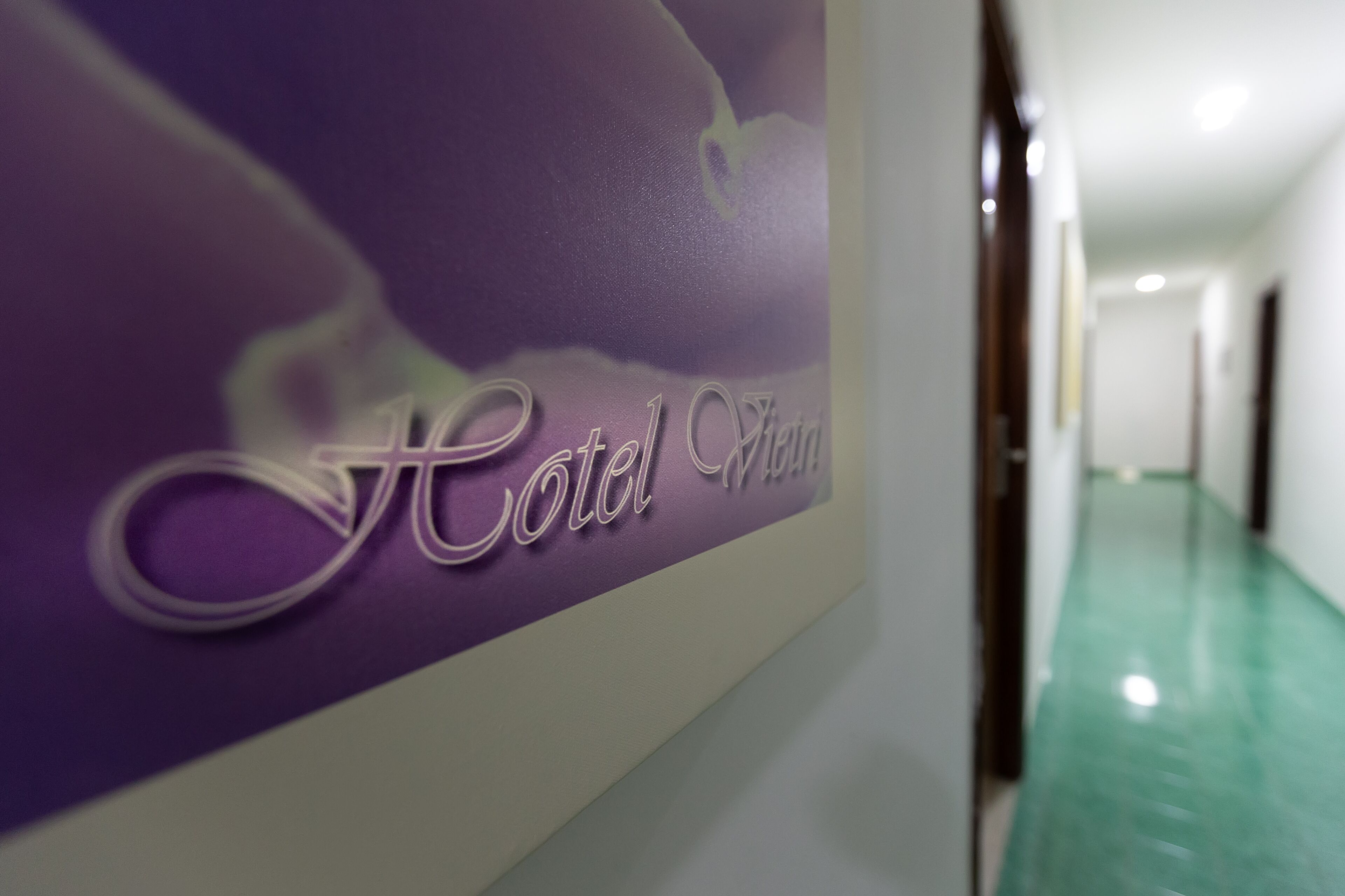 Um corredor com uma placa indicando "Interior do Hotel".