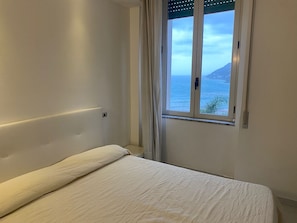 Quarto triplo, vista para o mar | Cofres nos quartos, cortinas blackout, Wi-Fi de cortesia