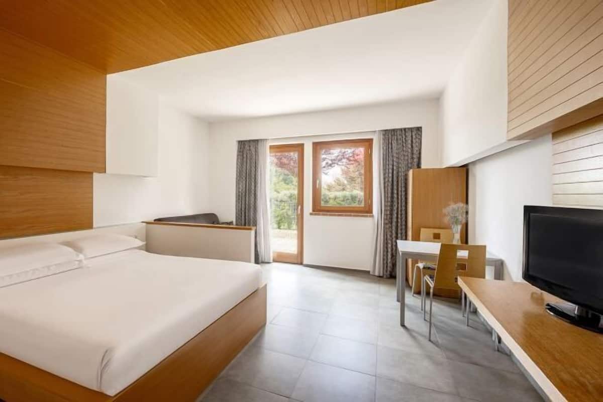 Edredões de penas, minibar, cofre no quarto, secretária 