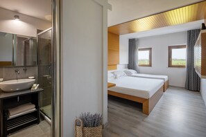 Quarto Triplo Comfort | Edredões de penas, minibar, cofre no quarto, secretária 