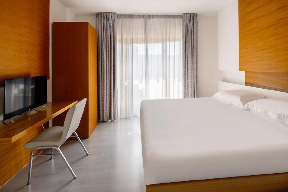 Edredões de penas, minibar, cofre no quarto, secretária 