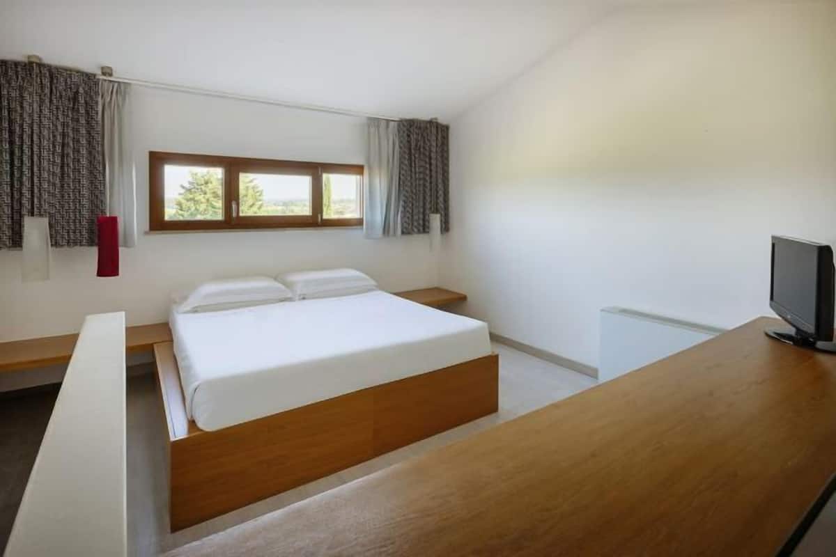 Edredões de penas, minibar, cofre no quarto, secretária 