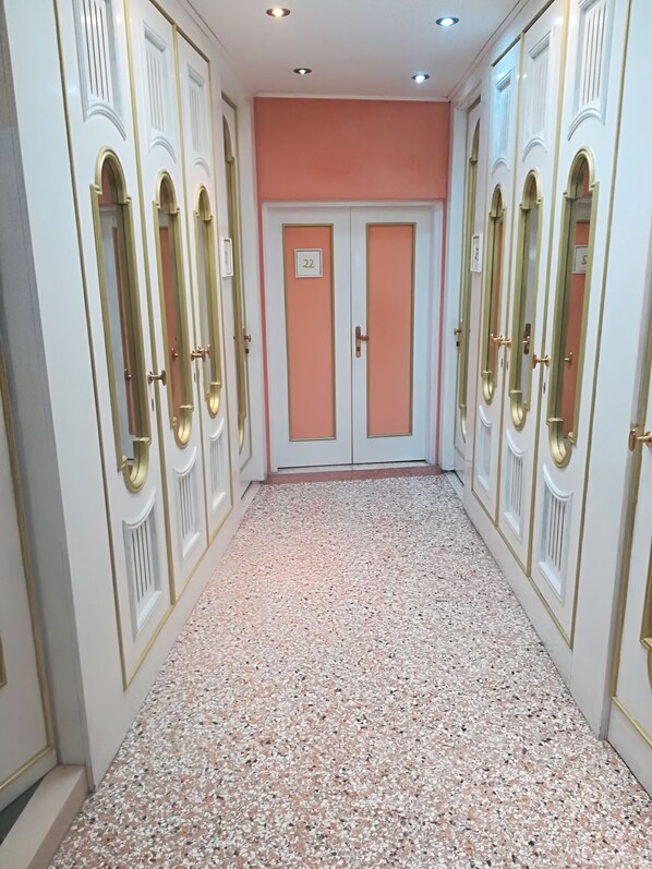 Suite Júnior (external private bathroom) | Cofre no quarto, secretária, cortinas/cortinados opacos 