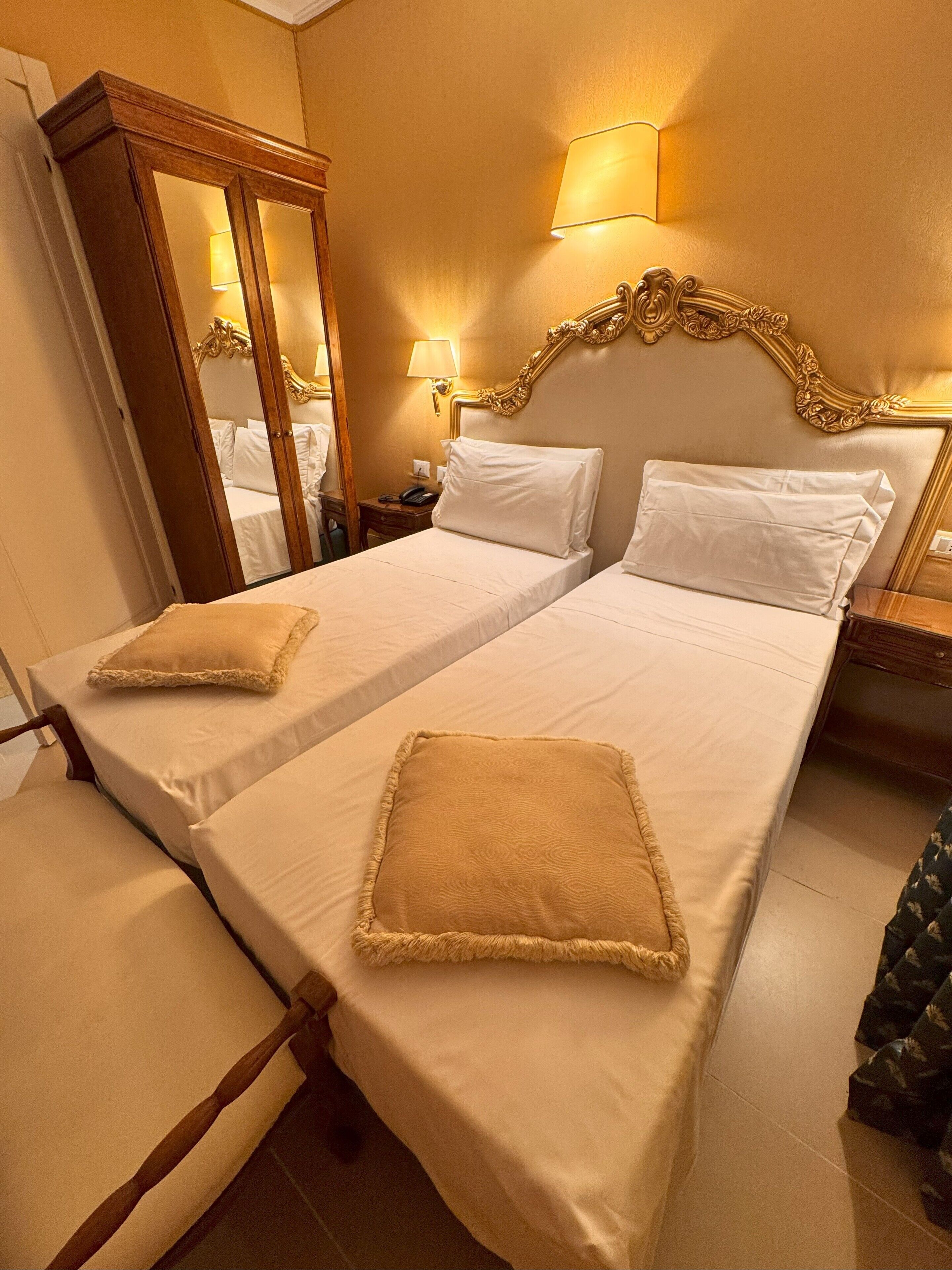 Quarto Duplo Económico | 1 quarto, roupa de alta qualidade, camas de colchão pillowtop, minibar 