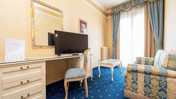 Suite, 1 cama de casal | Roupa hipoalergénica, minibar, cofre no quarto, secretária