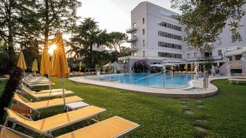Piscina interior, piscina exterior