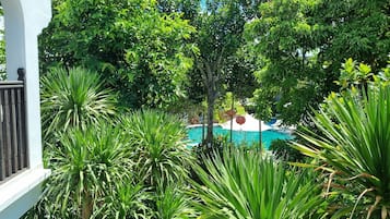 Quarto Deluxe, vista para a piscina | Terraço/pátio interior
