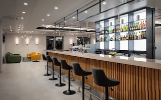 2 bares/lounges