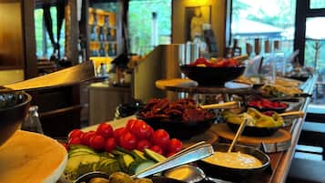 Pequeno-almoço tipo buffet diário mediante uma taxa