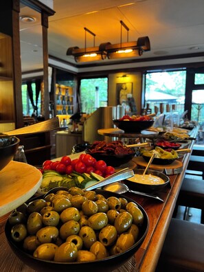 Café da manhã com buffet todos os dias mediante uma taxa