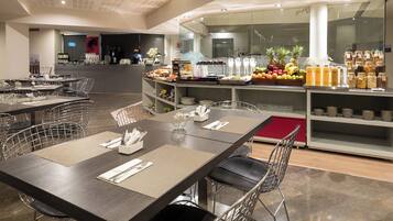 Pequeno-almoço tipo buffet diário (17 EUR por pessoa)